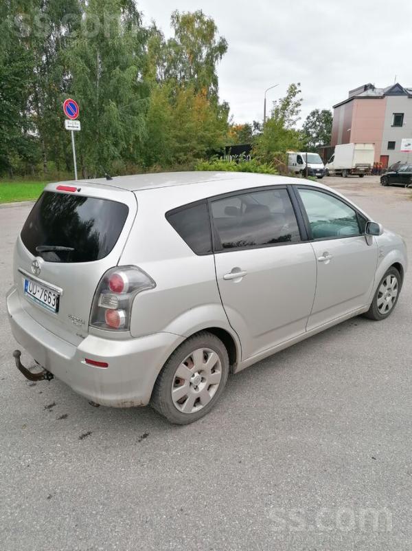 Grey Toyota Corolla Verso 2008 in Riga, with an engine capacity of 2.20 L and mileage of 261 thousand km for 2450 €, photo 5 on AUTOMOTO.COM.LV