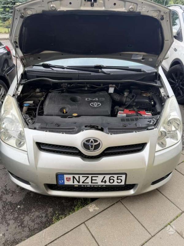 Grey Toyota Corolla Verso 2008 in Vilnius, with an engine capacity of 2.23 L and mileage of 381 thousand km for 2300 €, photo 1 on AUTOMOTO.COM.LV