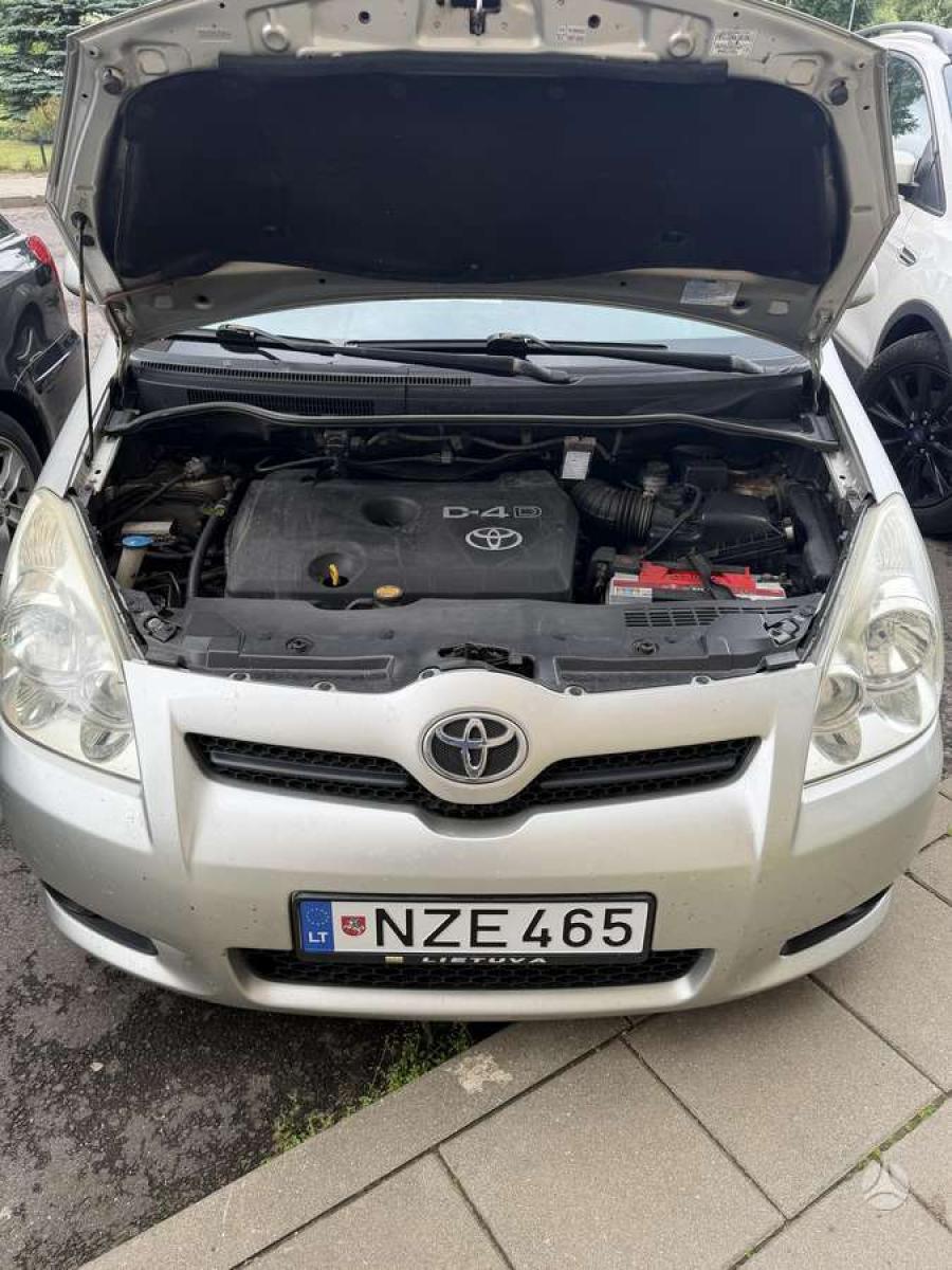 Pelēks Toyota Corolla Verso 2008 Viļņa, ar dzinēja tilpumu 2.23 L un nobraukumu 381 tūkst. km par 2300 €, foto 1 vietnē AUTOMOTO.COM.LV