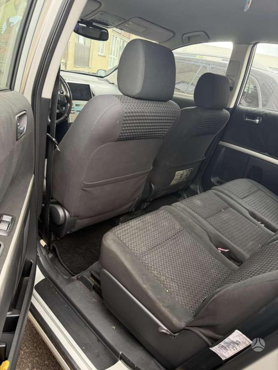 Pelēks Toyota Corolla Verso 2008 Viļņa, ar dzinēja tilpumu 2.23 L un nobraukumu 381 tūkst. km par 2300 €, foto 3 vietnē AUTOMOTO.COM.LV