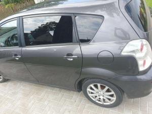 Pelēks Toyota Corolla Verso 2008 Kauņa, ar dzinēja tilpumu 2.23 L un nobraukumu 318 tūkst. km par 1850 €, foto  vietnē AUTOMOTO.COM.LV