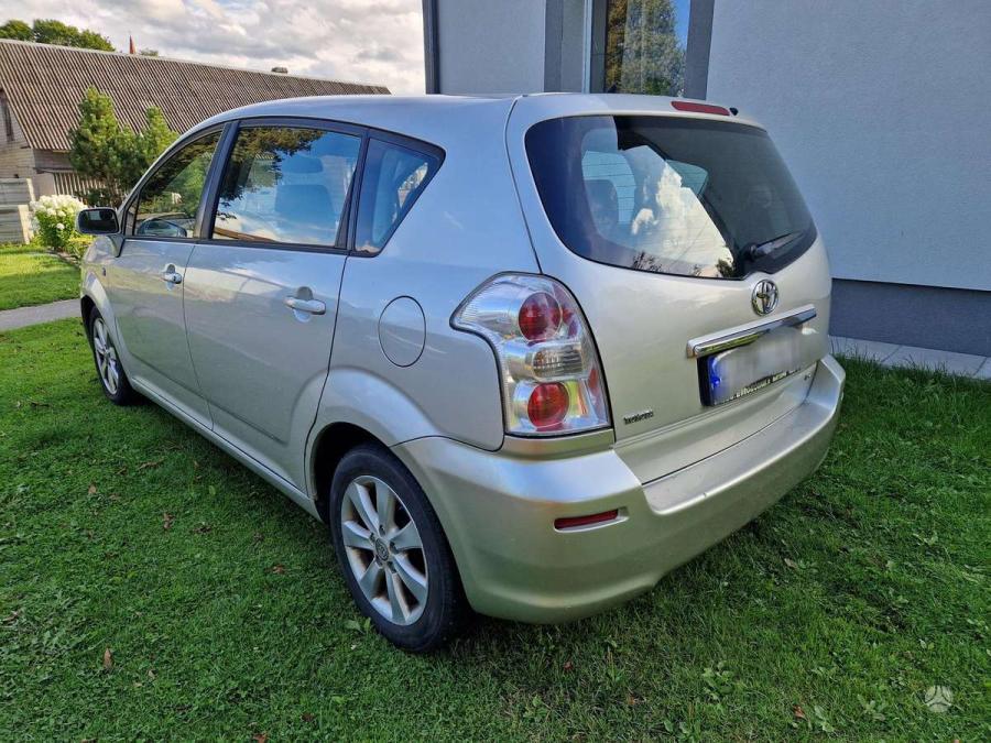 Grey Toyota Corolla Verso 2008 in Trakai, with an engine capacity of 2.23 L and mileage of 204 thousand km for 2100 €, photo 4 on AUTOMOTO.COM.LV