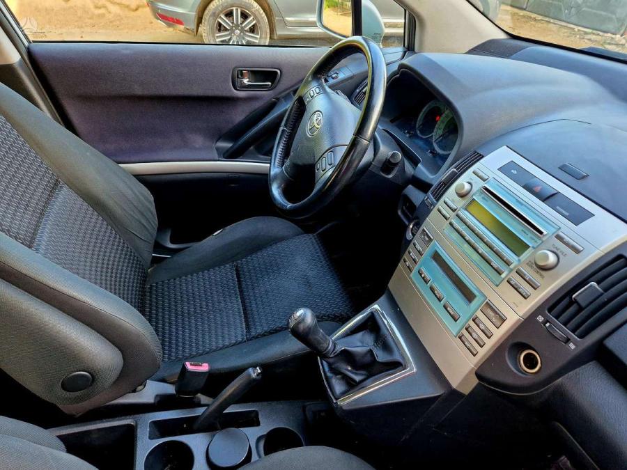 Grey Toyota Corolla Verso 2008 in Trakai, with an engine capacity of 2.23 L and mileage of 204 thousand km for 2100 €, photo 9 on AUTOMOTO.COM.LV