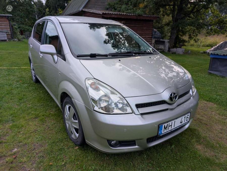 Grey Toyota Corolla Verso 2008 in Moletai, with an engine capacity of 1.80 L and mileage of 329 thousand km for 3300 €, photo 1 on AUTOMOTO.COM.LV