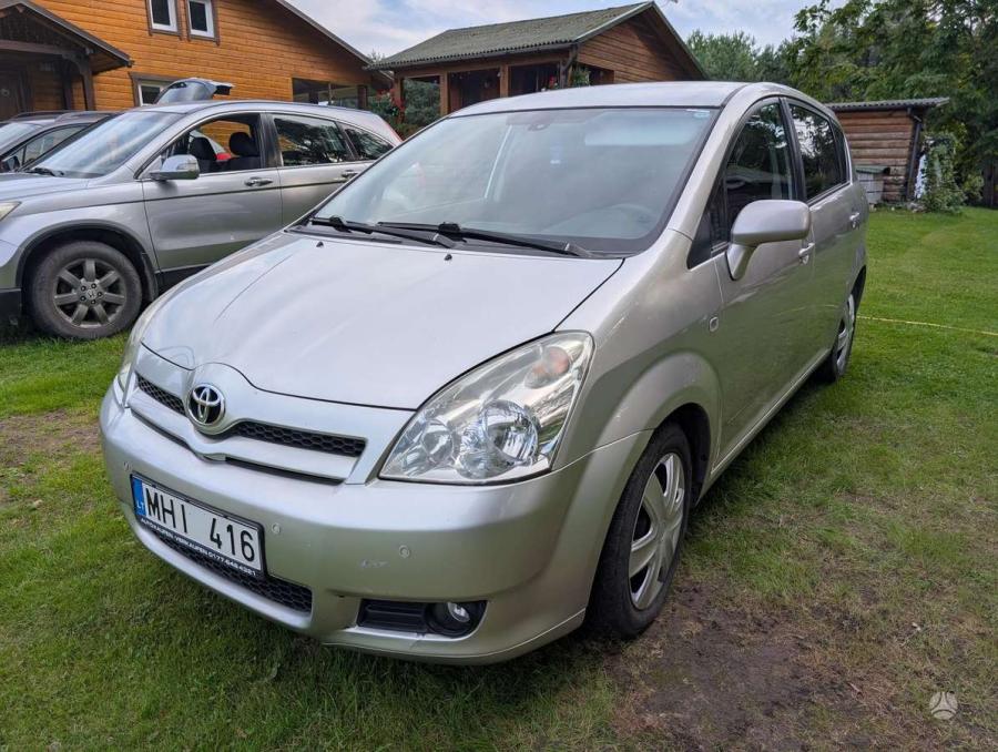 Grey Toyota Corolla Verso 2008 in Moletai, with an engine capacity of 1.80 L and mileage of 329 thousand km for 3300 €, photo 3 on AUTOMOTO.COM.LV