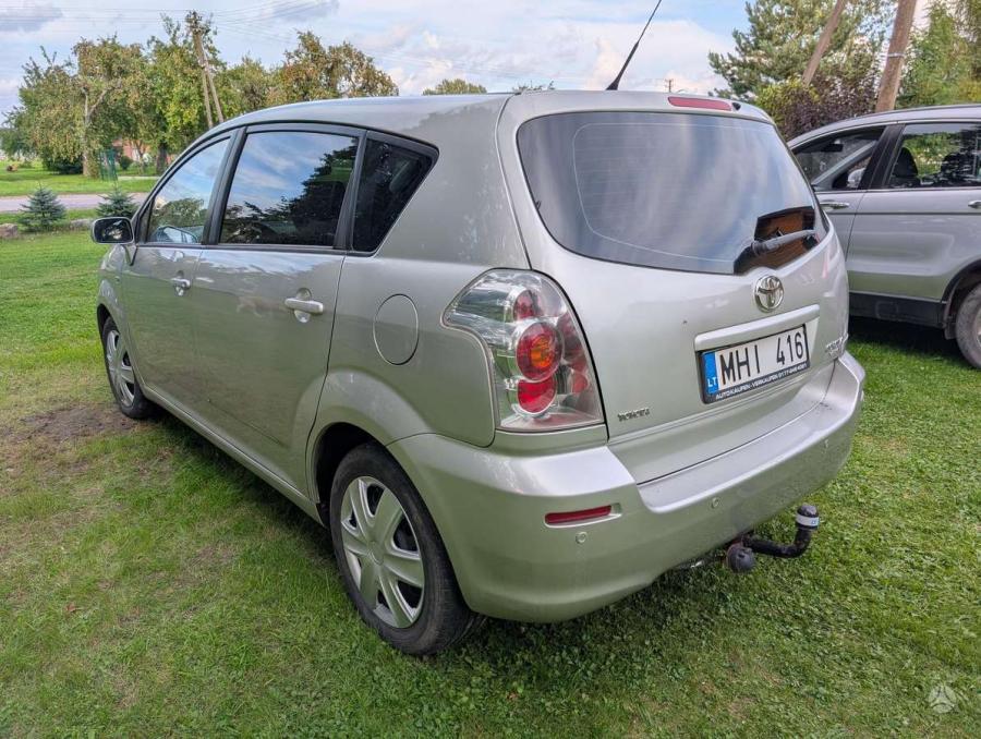 Grey Toyota Corolla Verso 2008 in Moletai, with an engine capacity of 1.80 L and mileage of 329 thousand km for 3300 €, photo 5 on AUTOMOTO.COM.LV