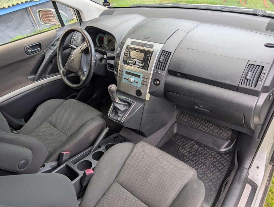Grey Toyota Corolla Verso 2008 in Moletai, with an engine capacity of 1.80 L and mileage of 329 thousand km for 3300 €, photo 8 on AUTOMOTO.COM.LV