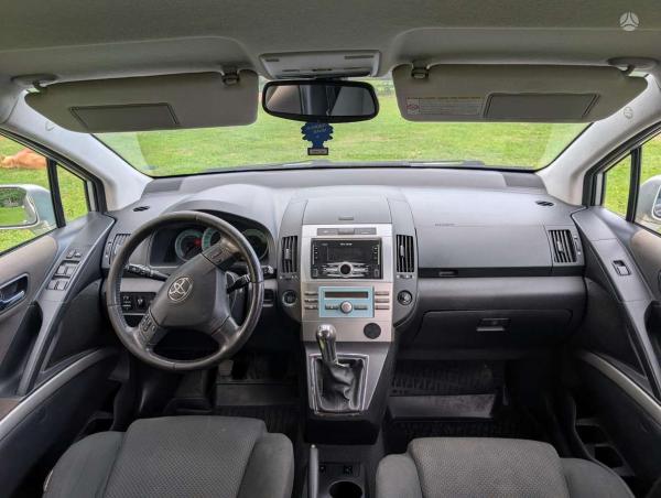 Grey Toyota Corolla Verso 2008 in Moletai, with an engine capacity of 1.80 L and mileage of 329 thousand km for 3300 €, photo 9 on AUTOMOTO.COM.LV