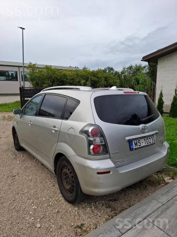 Grey Toyota Corolla Verso 2008 in Riga, with an engine capacity of 2.20 L and mileage of 291 thousand km for 1100 €, photo 4 on AUTOMOTO.COM.LV