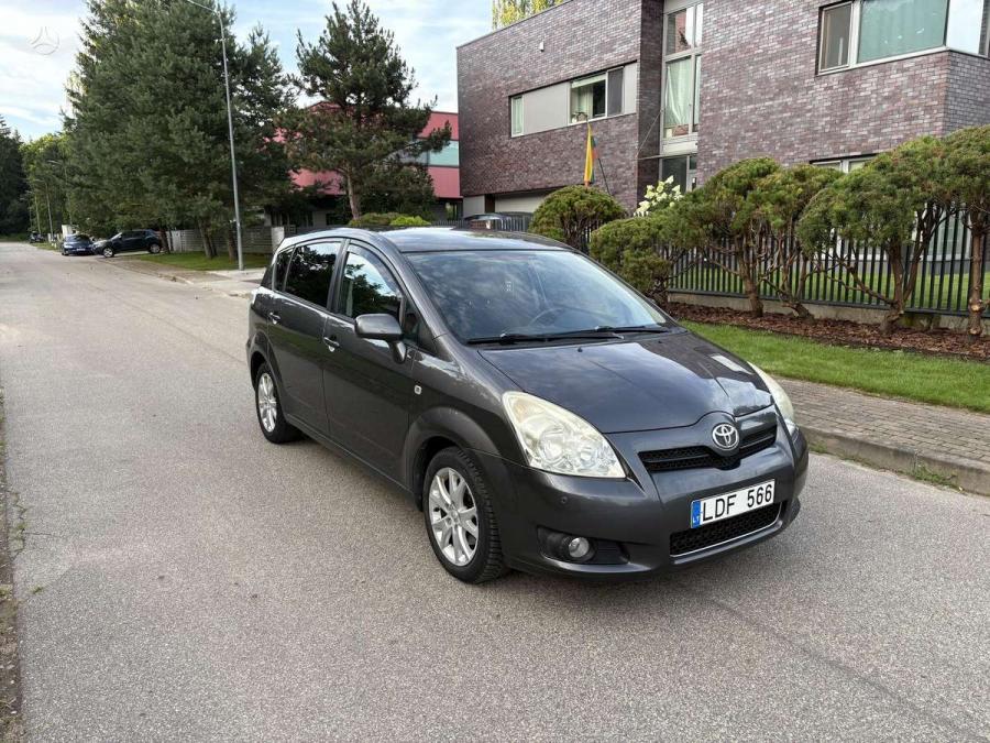 Pelēks Toyota Corolla Verso 2008 Viļņa, ar dzinēja tilpumu 2.23 L un nobraukumu 308 tūkst. km par 1950 €, foto 1 vietnē AUTOMOTO.COM.LV