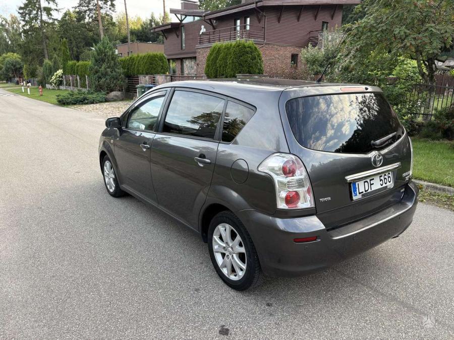 Pelēks Toyota Corolla Verso 2008 Viļņa, ar dzinēja tilpumu 2.23 L un nobraukumu 308 tūkst. km par 1950 €, foto 12 vietnē AUTOMOTO.COM.LV