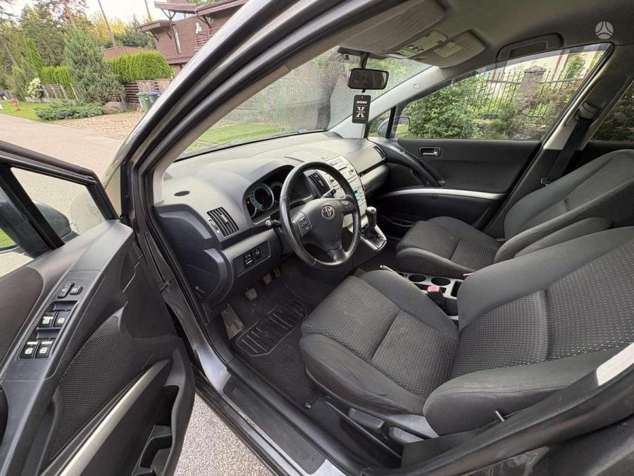 Pelēks Toyota Corolla Verso 2008 Viļņa, ar dzinēja tilpumu 2.23 L un nobraukumu 308 tūkst. km par 1950 €, foto 15 vietnē AUTOMOTO.COM.LV