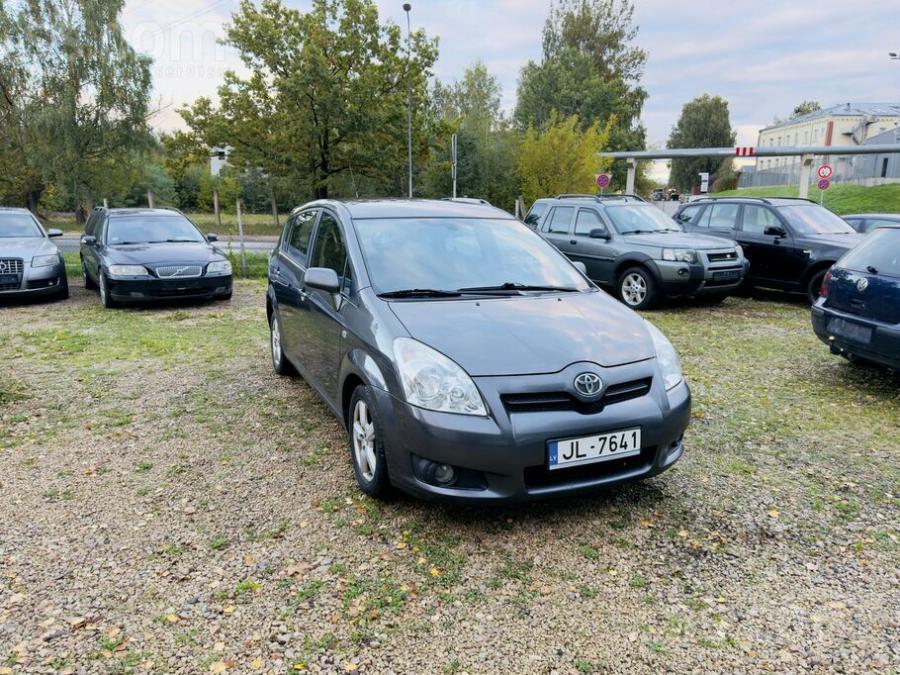 Grey Toyota Corolla Verso 2008 in Riga, with an engine capacity of 2.20 L and mileage of 391 thousand km for 1590 €, photo 1 on AUTOMOTO.COM.LV