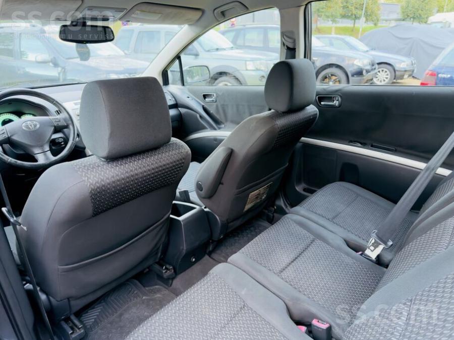 Grey Toyota Corolla Verso 2008 in Riga, with an engine capacity of 2.20 L and mileage of 391 thousand km for 1590 €, photo 9 on AUTOMOTO.COM.LV
