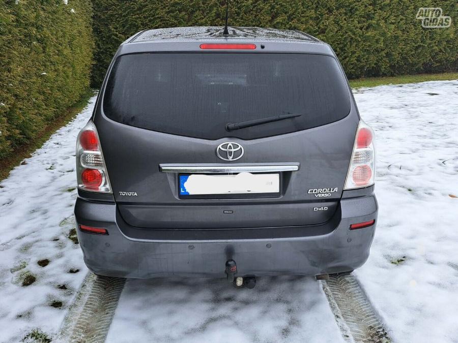 Grey Toyota Corolla Verso 2009 in Vilnius, with an engine capacity of 2.20 L and mileage of 274 thousand km for 3500 €, photo 4 on AUTOMOTO.COM.LV