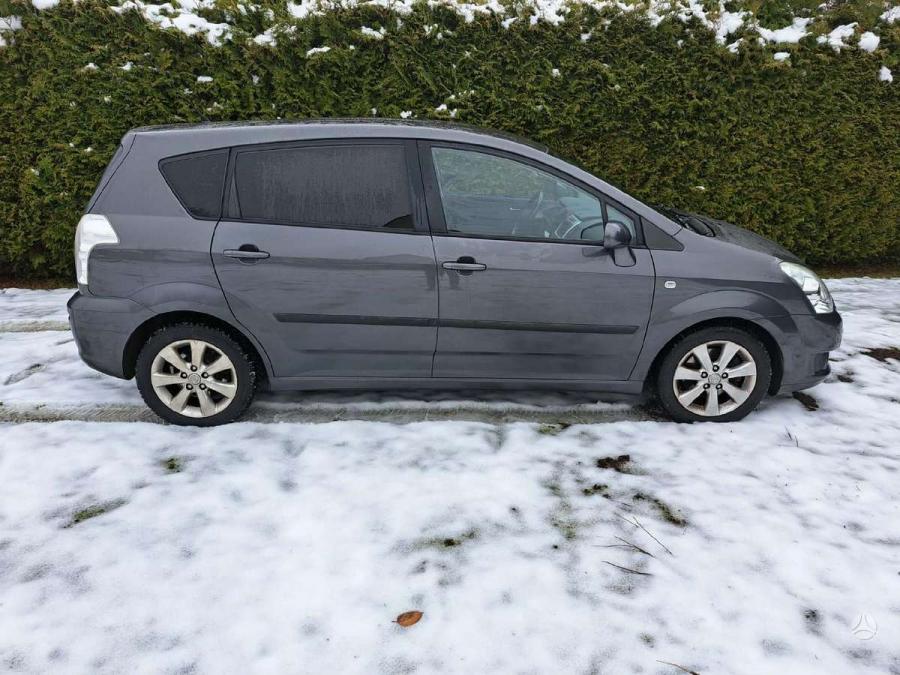 Grey Toyota Corolla Verso 2009 in Nemencine, with an engine capacity of 2.23 L and mileage of 274 thousand km for 3500 €, photo 4 on AUTOMOTO.COM.LV