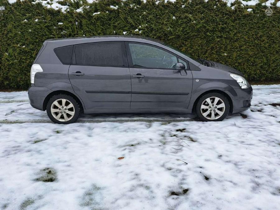 Grey Toyota Corolla Verso 2009 in Nemencine, with an engine capacity of 2.23 L and mileage of 274 thousand km for 3500 €, photo 5 on AUTOMOTO.COM.LV