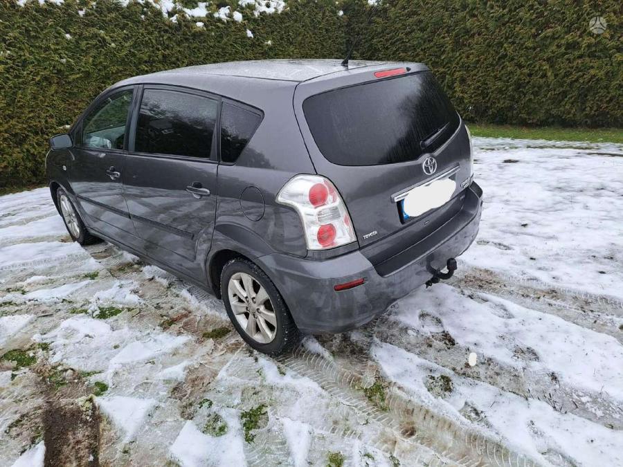 Grey Toyota Corolla Verso 2009 in Nemencine, with an engine capacity of 2.23 L and mileage of 274 thousand km for 3500 €, photo 6 on AUTOMOTO.COM.LV