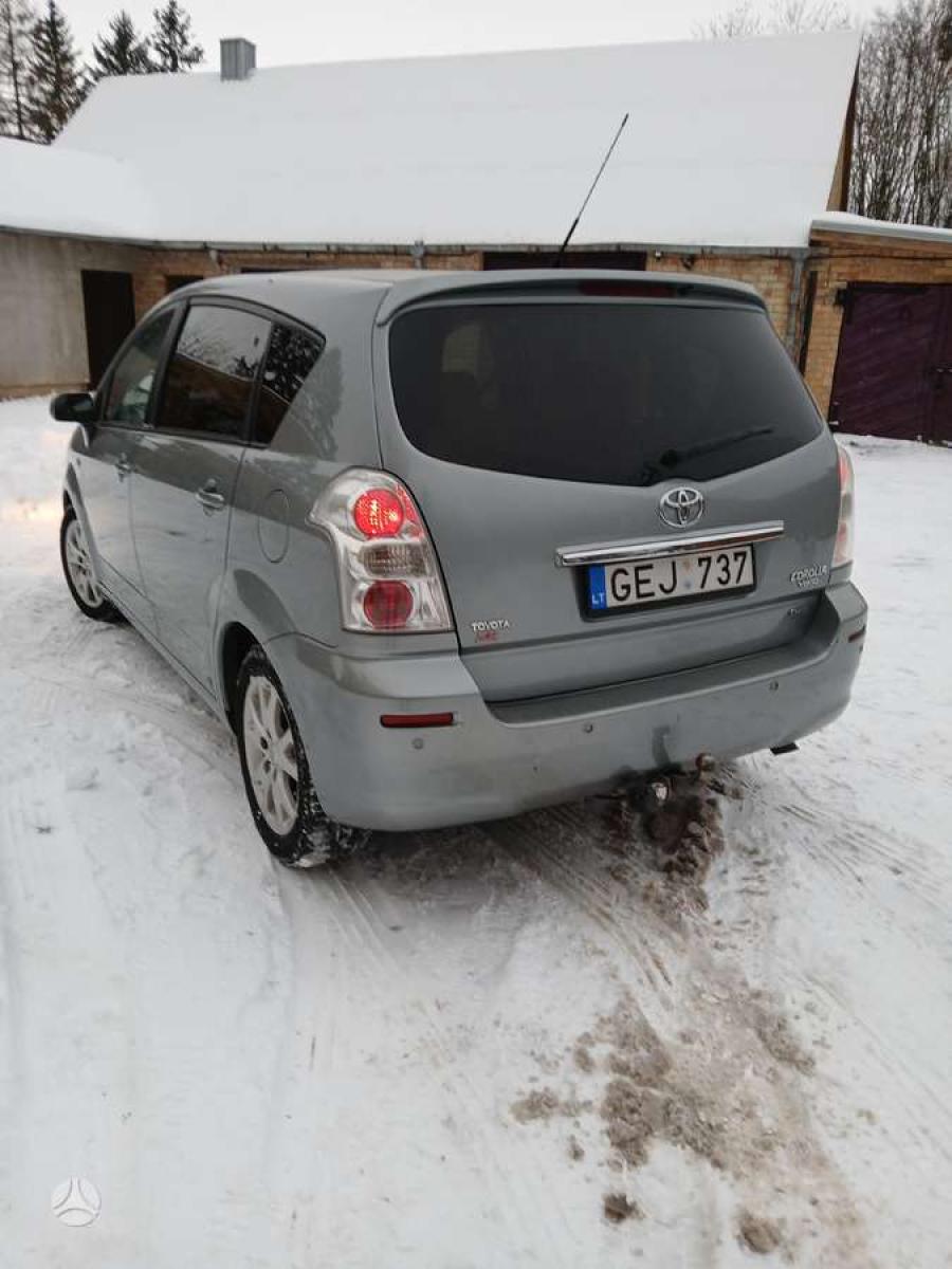 Grey Toyota Corolla Verso 2009 in Panevezys, with an engine capacity of 2.23 L and mileage of 175 thousand km for 3100 €, photo 4 on AUTOMOTO.COM.LV