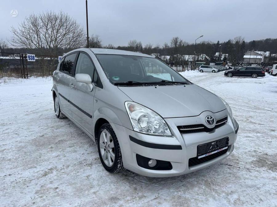 Pelēks Toyota Corolla Verso 2009 Alīta, ar dzinēja tilpumu 2.23 L un nobraukumu 269 tūkst. km par 3750 €, foto 1 vietnē AUTOMOTO.COM.LV
