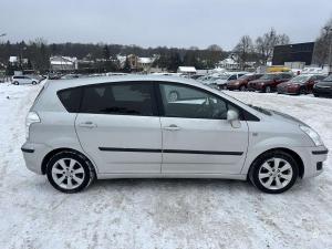 Pelēks Toyota Corolla Verso 2009 Alīta, ar dzinēja tilpumu 2.23 L un nobraukumu 269 tūkst. km par 3750 €, foto 4 vietnē AUTOMOTO.COM.LV