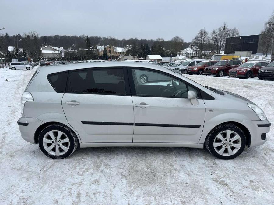 Pelēks Toyota Corolla Verso 2009 Alīta, ar dzinēja tilpumu 2.23 L un nobraukumu 269 tūkst. km par 3750 €, foto 4 vietnē AUTOMOTO.COM.LV