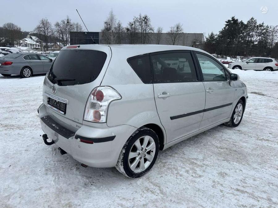 Pelēks Toyota Corolla Verso 2009 Alīta, ar dzinēja tilpumu 2.23 L un nobraukumu 269 tūkst. km par 3750 €, foto 5 vietnē AUTOMOTO.COM.LV