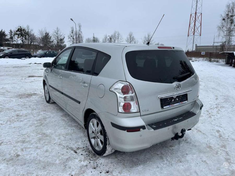 Pelēks Toyota Corolla Verso 2009 Alīta, ar dzinēja tilpumu 2.23 L un nobraukumu 269 tūkst. km par 3750 €, foto 7 vietnē AUTOMOTO.COM.LV