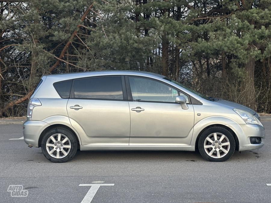 Grey Toyota Corolla Verso 2009 in Vilnius, with an engine capacity of 2.20 L and mileage of 235 thousand km for 2000 €, photo 5 on AUTOMOTO.COM.LV