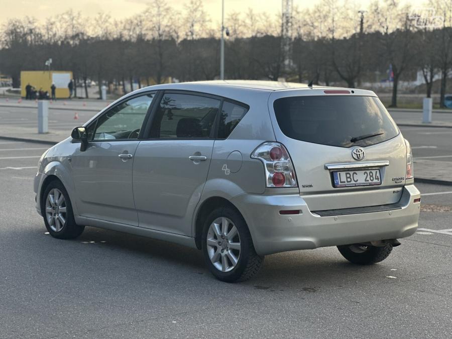 Grey Toyota Corolla Verso 2009 in Vilnius, with an engine capacity of 2.20 L and mileage of 235 thousand km for 2000 €, photo 8 on AUTOMOTO.COM.LV