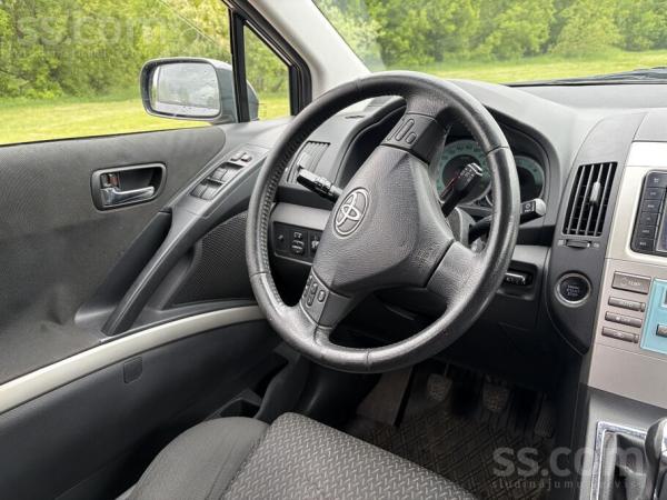 Grey Toyota Corolla Verso 2009 in Daugavpils, with an engine capacity of 2.20 L and mileage of 187 thousand km for 2500 €, photo 5 on AUTOMOTO.COM.LV