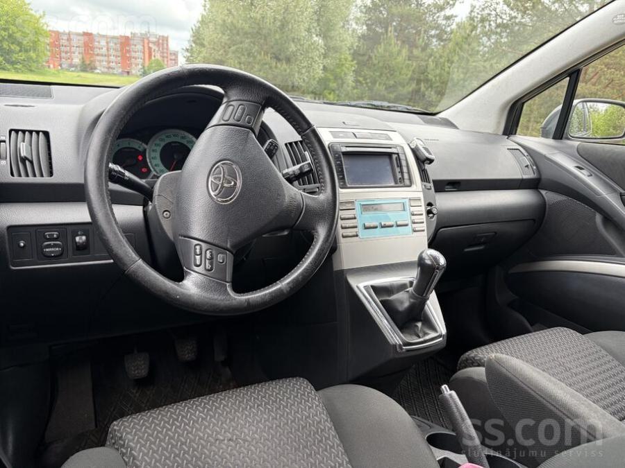 Grey Toyota Corolla Verso 2009 in Daugavpils, with an engine capacity of 2.20 L and mileage of 187 thousand km for 2500 €, photo 8 on AUTOMOTO.COM.LV
