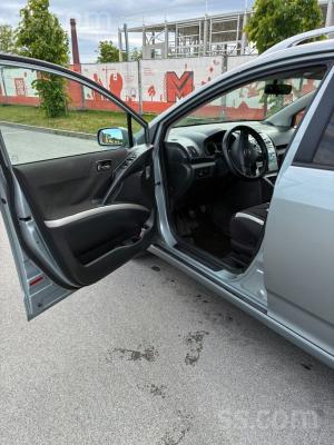 Grey Toyota Corolla Verso 2009 in Liepaja, with an engine capacity of 2.20 L and mileage of 355 thousand km for 2500 €, photo 6 on AUTOMOTO.COM.LV
