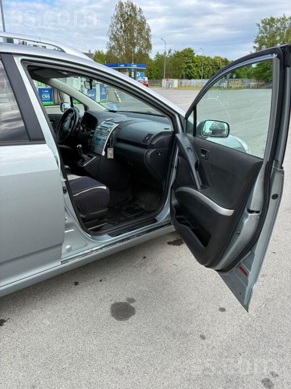 Grey Toyota Corolla Verso 2009 in Liepaja, with an engine capacity of 2.20 L and mileage of 355 thousand km for 2500 €, photo 6 on AUTOMOTO.COM.LV