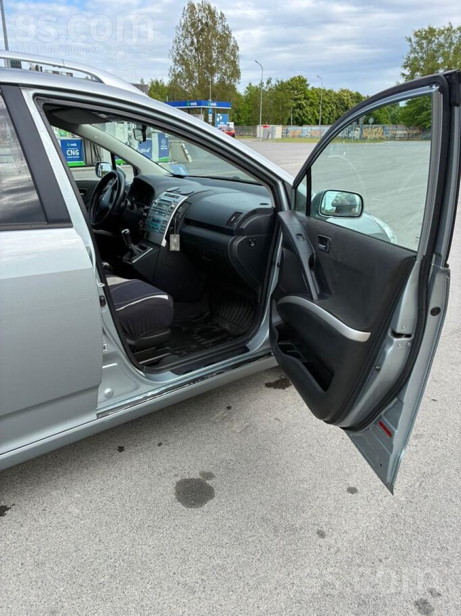 Grey Toyota Corolla Verso 2009 in Liepaja, with an engine capacity of 2.20 L and mileage of 355 thousand km for 2500 €, photo 7 on AUTOMOTO.COM.LV