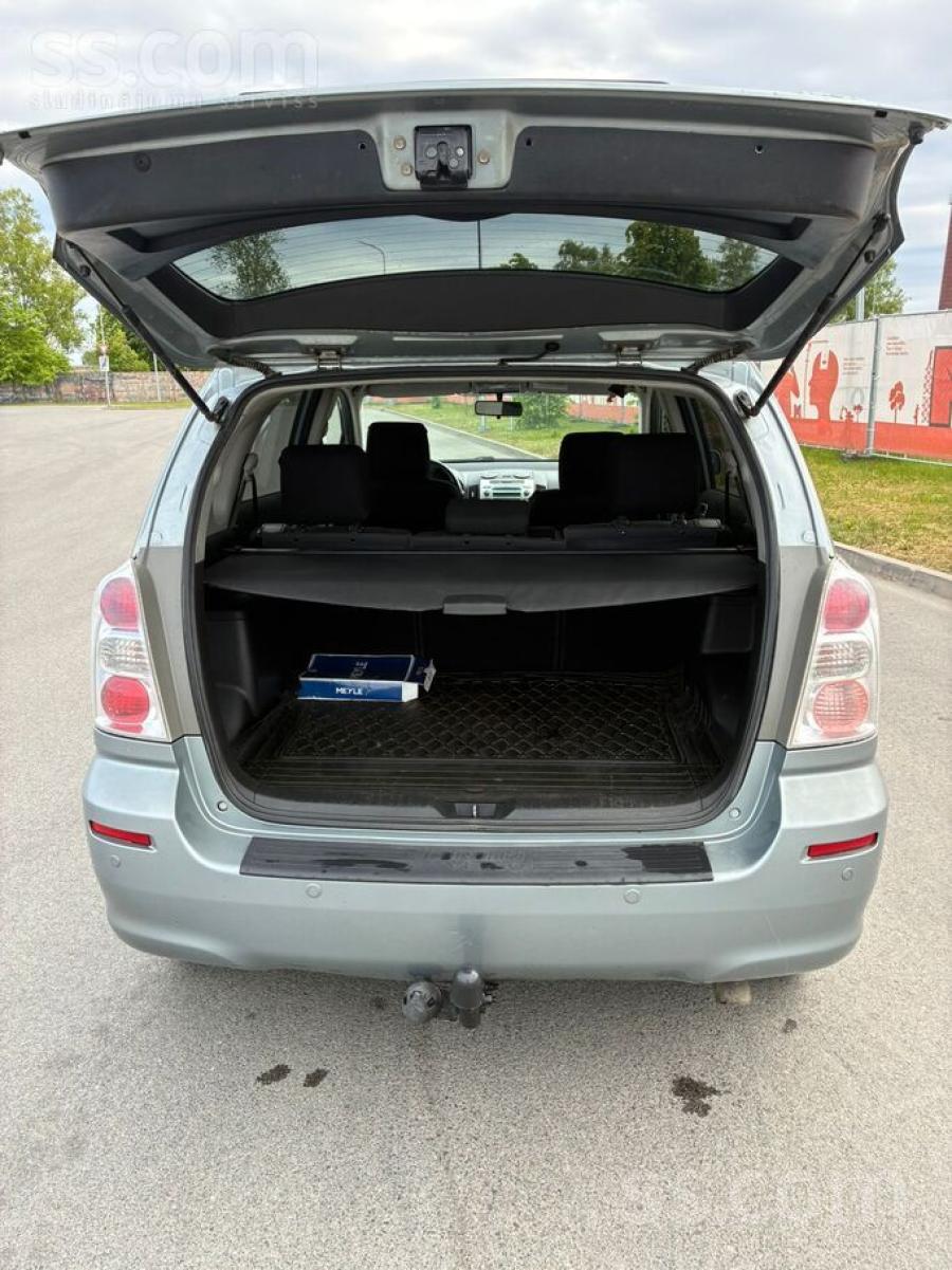 Grey Toyota Corolla Verso 2009 in Liepaja, with an engine capacity of 2.20 L and mileage of 355 thousand km for 2500 €, photo 8 on AUTOMOTO.COM.LV