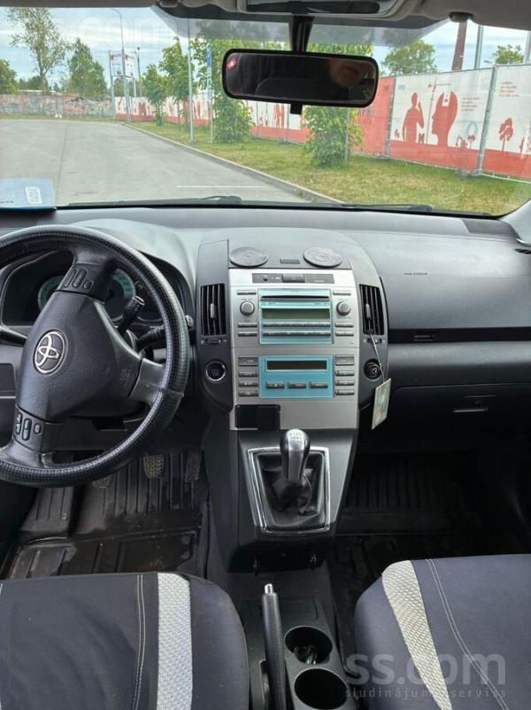 Grey Toyota Corolla Verso 2009 in Liepaja, with an engine capacity of 2.20 L and mileage of 355 thousand km for 2500 €, photo 9 on AUTOMOTO.COM.LV