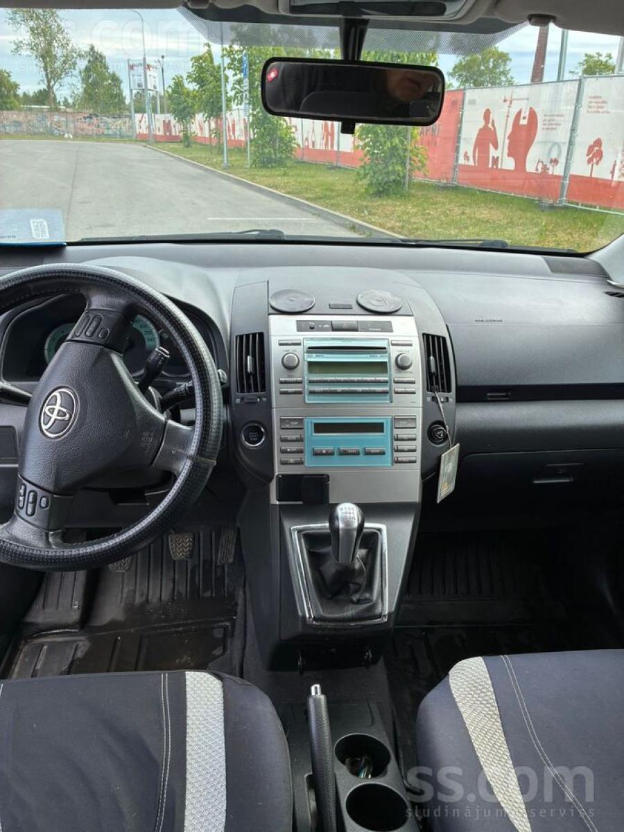 Grey Toyota Corolla Verso 2009 in Liepaja, with an engine capacity of 2.20 L and mileage of 355 thousand km for 2500 €, photo 10 on AUTOMOTO.COM.LV