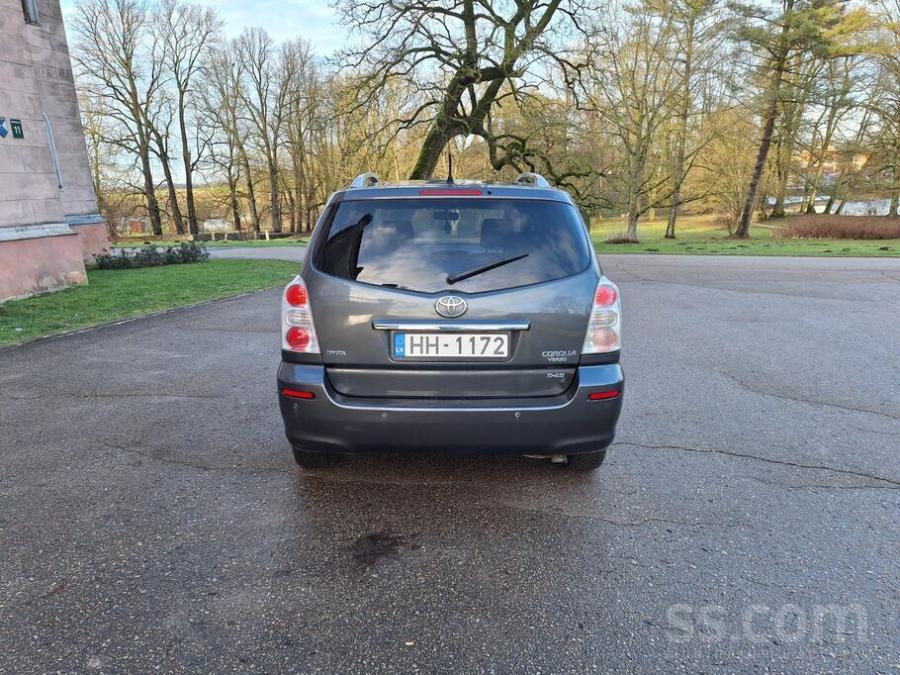 Pelēks Toyota Corolla Verso 2009 Dobele, ar dzinēja tilpumu 2.20 L un nobraukumu 318 tūkst. km par 2700 €, foto 4 vietnē AUTOMOTO.COM.LV