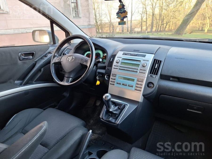 Pelēks Toyota Corolla Verso 2009 Dobele, ar dzinēja tilpumu 2.20 L un nobraukumu 318 tūkst. km par 2700 €, foto 10 vietnē AUTOMOTO.COM.LV