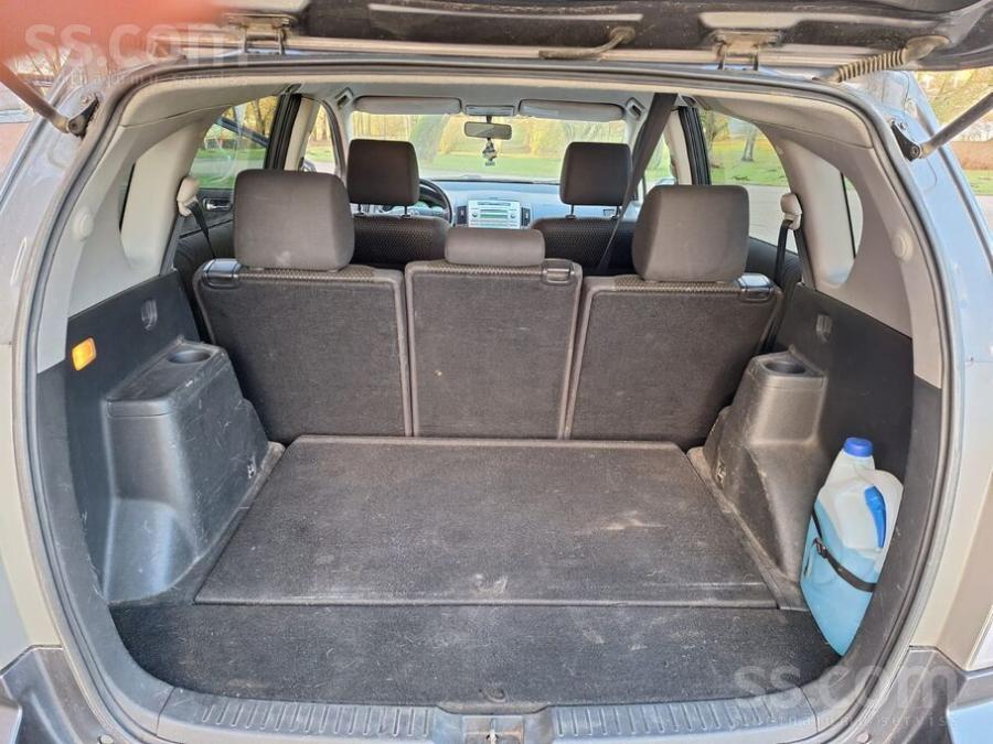Pelēks Toyota Corolla Verso 2009 Dobele, ar dzinēja tilpumu 2.20 L un nobraukumu 318 tūkst. km par 2700 €, foto 17 vietnē AUTOMOTO.COM.LV