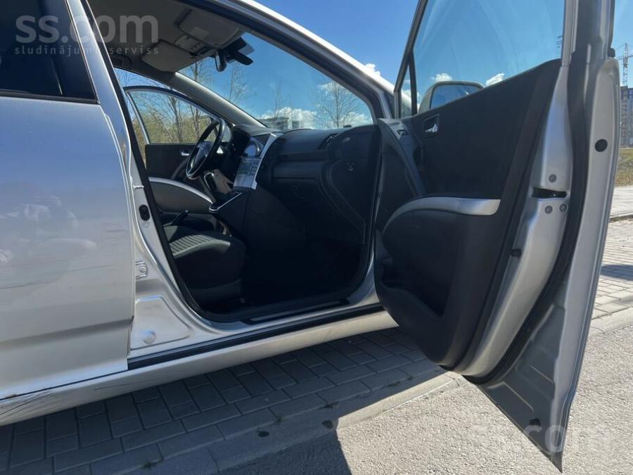 Grey Toyota Corolla Verso 2009 in Riga, with an engine capacity of 2.20 L and mileage of 436 thousand km for 2200 €, photo 10 on AUTOMOTO.COM.LV
