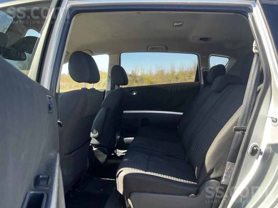 Grey Toyota Corolla Verso 2009 in Riga, with an engine capacity of 2.20 L and mileage of 436 thousand km for 2200 €, photo 13 on AUTOMOTO.COM.LV