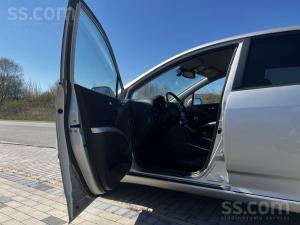 Grey Toyota Corolla Verso 2009 in Riga, with an engine capacity of 2.20 L and mileage of 436 thousand km for 2200 €, photo 15 on AUTOMOTO.COM.LV
