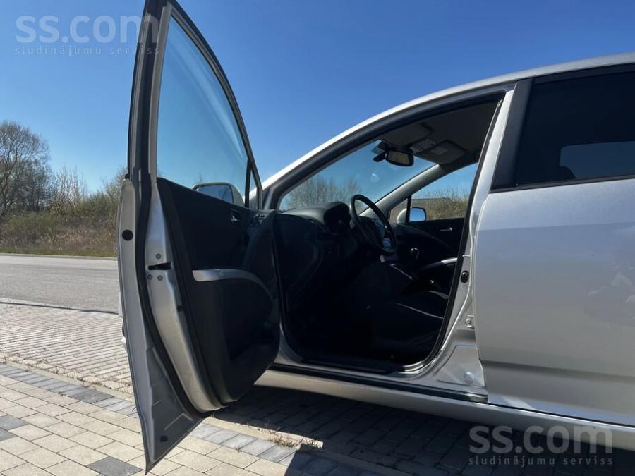 Grey Toyota Corolla Verso 2009 in Riga, with an engine capacity of 2.20 L and mileage of 436 thousand km for 2200 €, photo 15 on AUTOMOTO.COM.LV