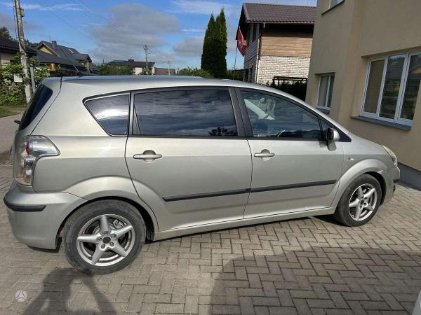 Grey Toyota Corolla Verso 2009 in Marijampole, with an engine capacity of 2.20 L and mileage of 268 thousand km for 2700 €, photo 2 on AUTOMOTO.COM.LV