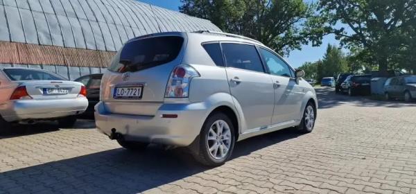 Grey Toyota Corolla Verso 2009 in Valmiera, with an engine capacity of 2.20 L and mileage of 308 thousand km for 3100 €, photo 3 on AUTOMOTO.COM.LV