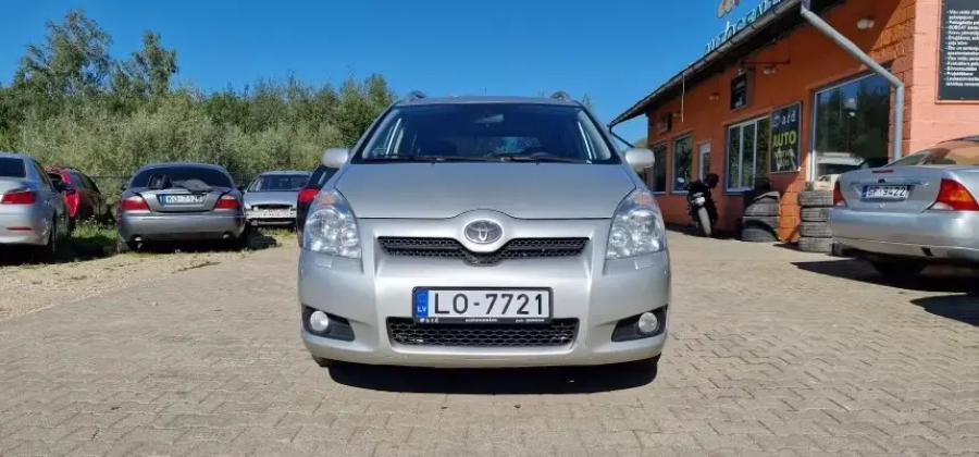 Grey Toyota Corolla Verso 2009 in Valmiera, with an engine capacity of 2.20 L and mileage of 308 thousand km for 3100 €, photo 9 on AUTOMOTO.COM.LV