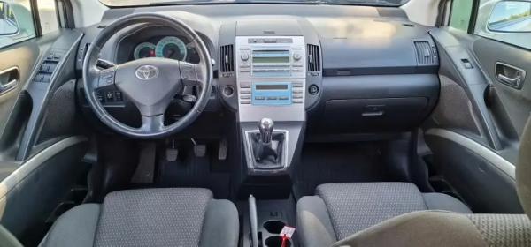 Grey Toyota Corolla Verso 2009 in Valmiera, with an engine capacity of 2.20 L and mileage of 308 thousand km for 3100 €, photo 9 on AUTOMOTO.COM.LV