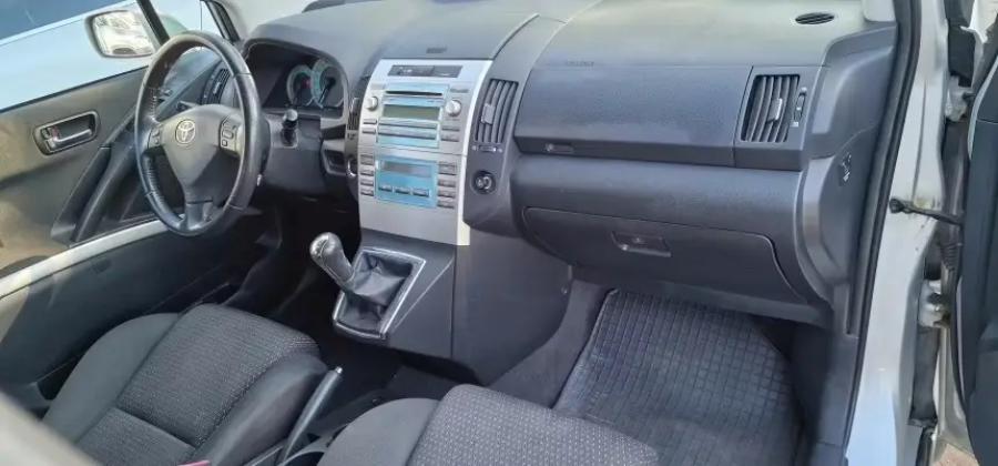 Grey Toyota Corolla Verso 2009 in Valmiera, with an engine capacity of 2.20 L and mileage of 308 thousand km for 3100 €, photo 13 on AUTOMOTO.COM.LV
